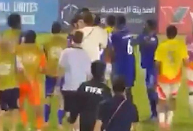 Χάος στο Μουντιάλ U17: Απίθανο ξύλο ανάμεσα σε παίκτες και... συγγενείς στο Γαλλία-Κολομβία ...